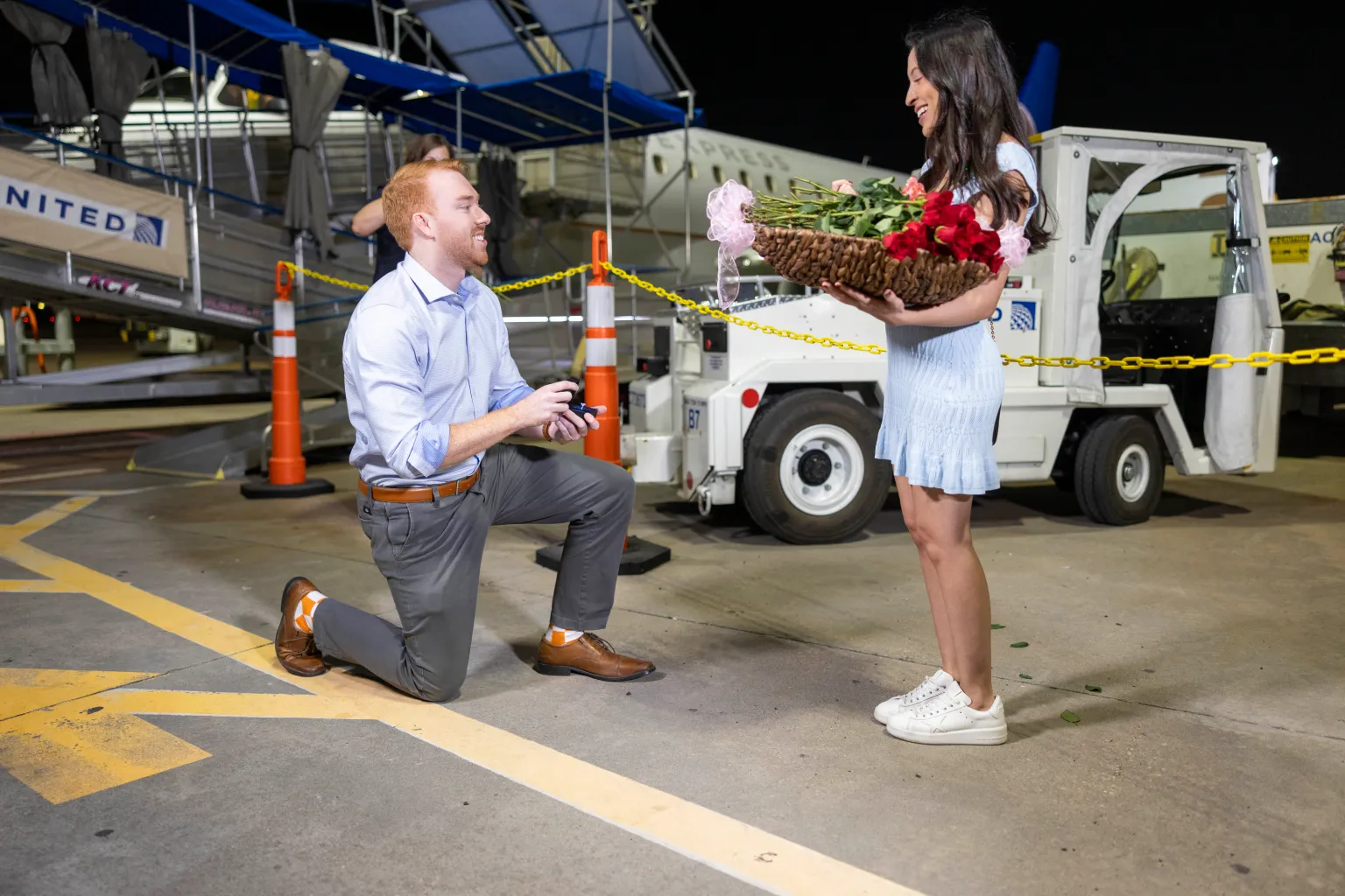 United Airlines helps Tennessee man propose to his fiance - BreezyScroll